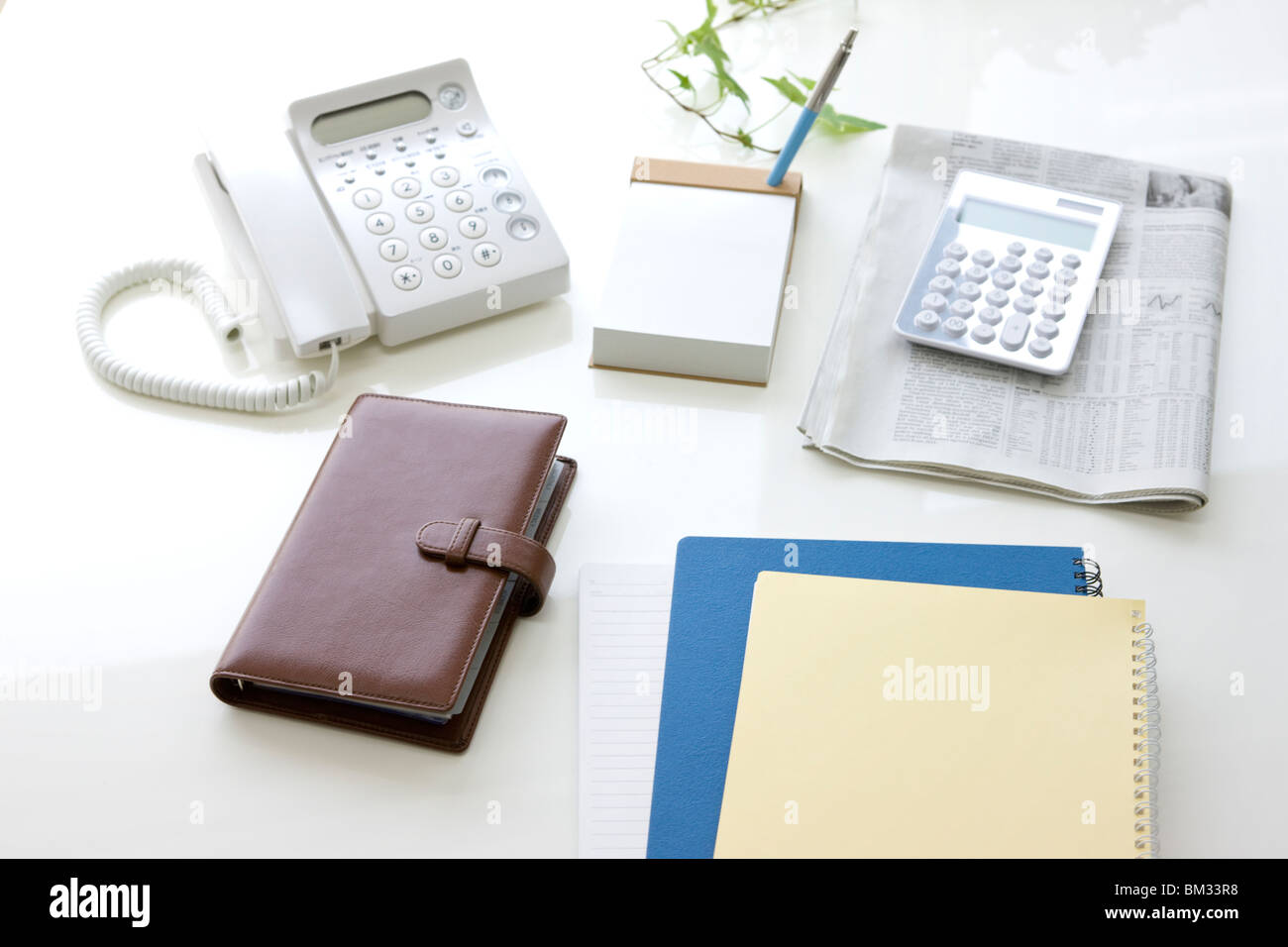 Newspaper office desks hi-res stock photography and images - Alamy