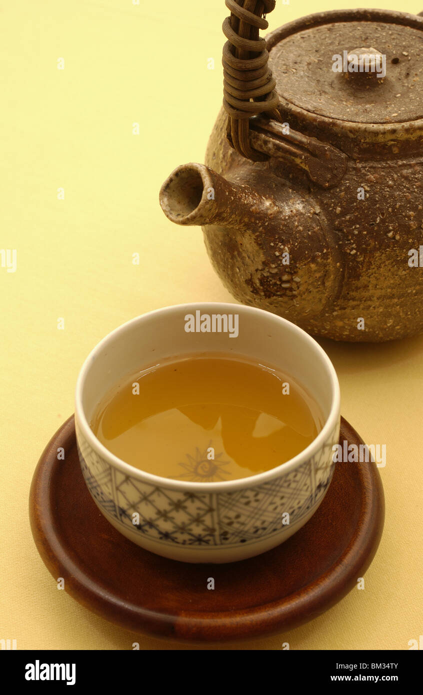 Teapot and roasted green tea Stock Photo - Alamy