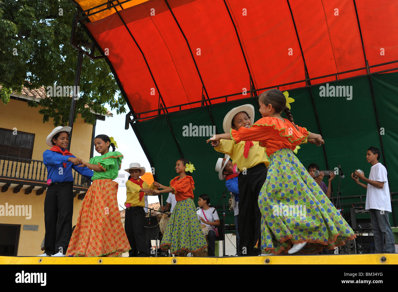 Country dancing hi-res stock photography and images - Alamy