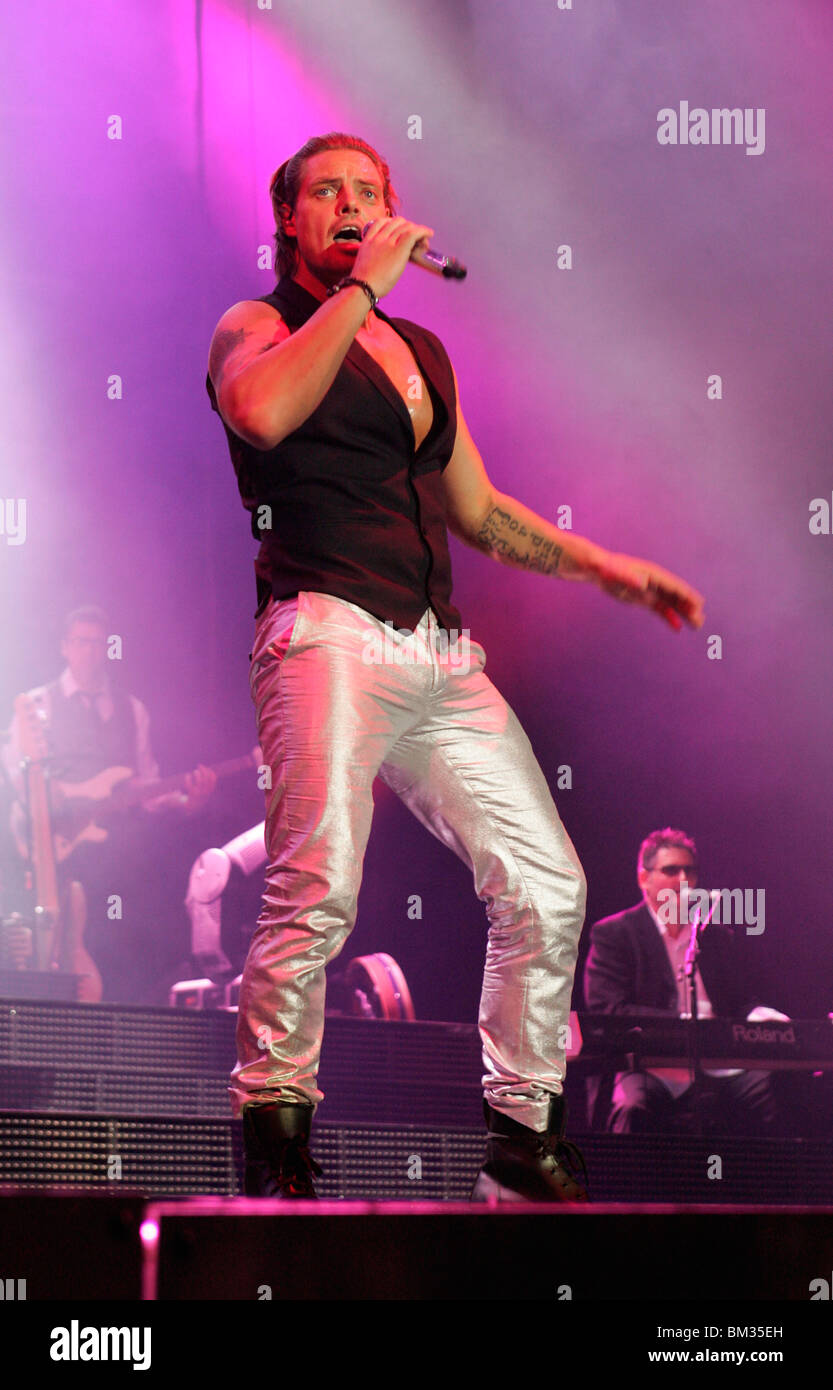 Celebrity singing boyzone hi-res stock photography and images - Alamy