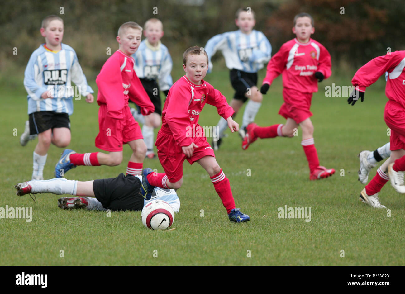 Youth football match hi-res stock photography and images - Alamy