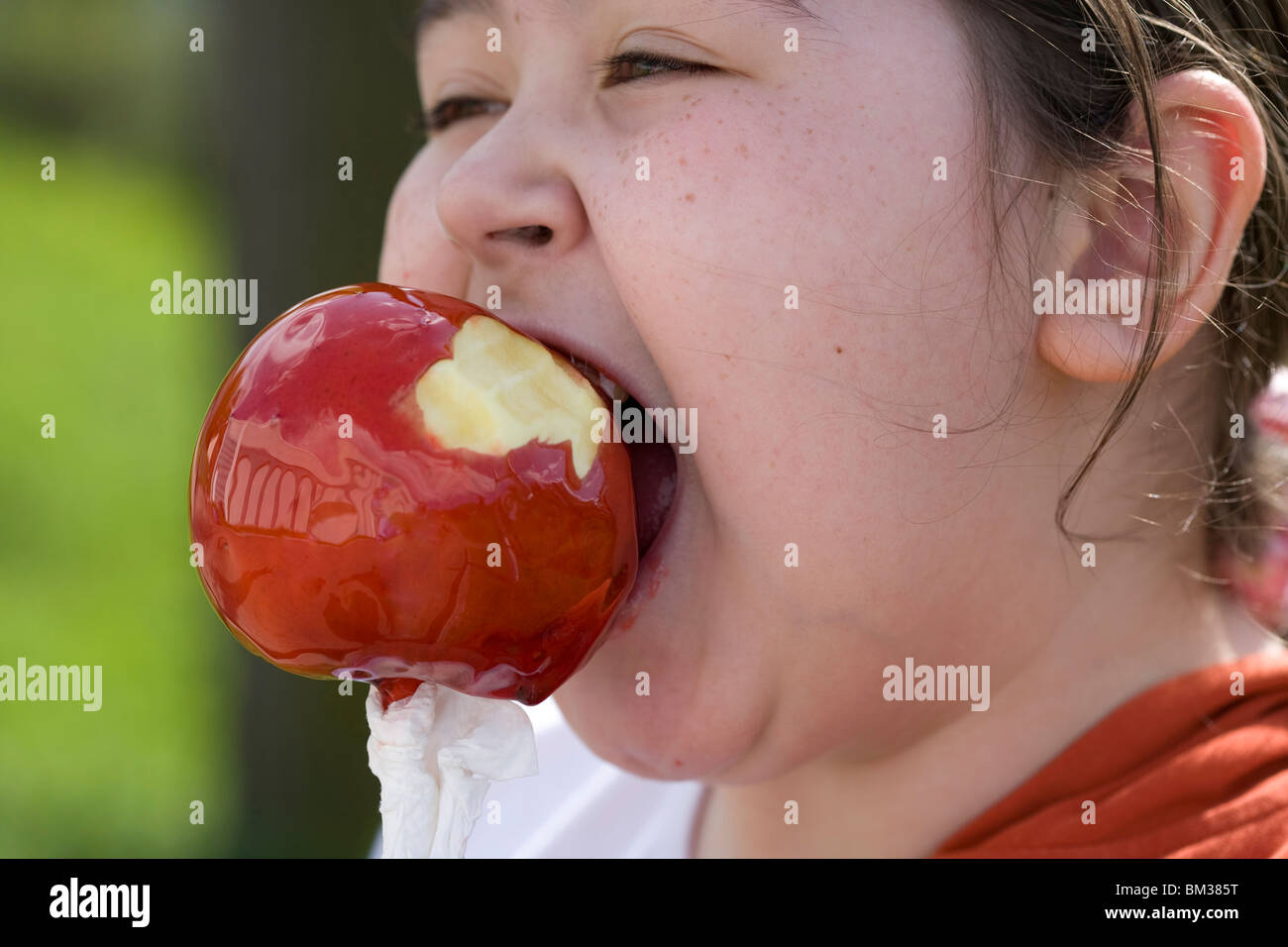 little girl eating apple outdoor Stock Photo - Alamy