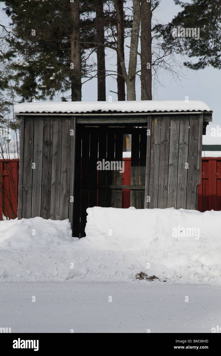 WOODEN NORDIC BUS SHELTER IN DEEP WINTER: Snowed in bus stop Godby on ...
