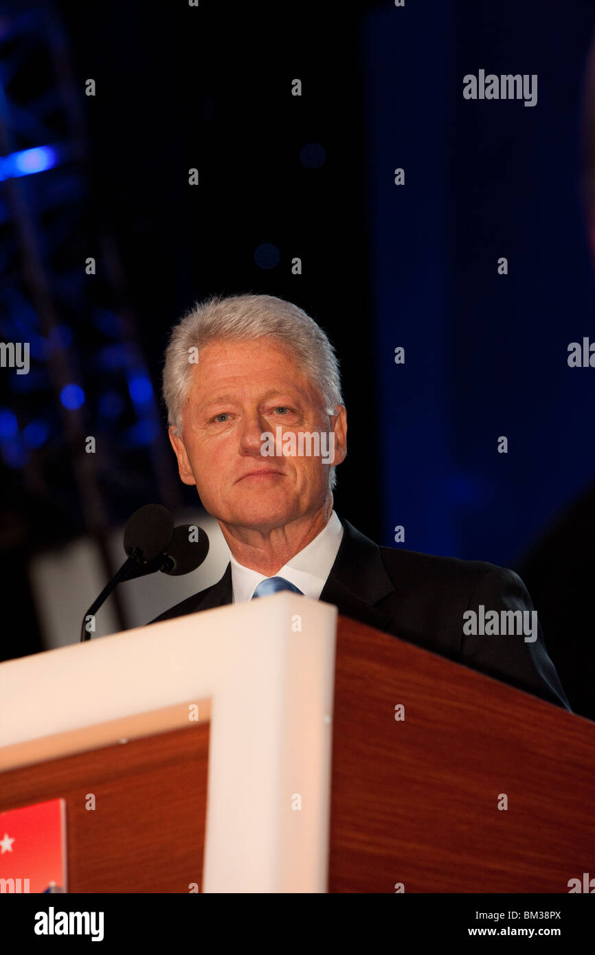Bill clinton at the podium hi-res stock photography and images - Alamy