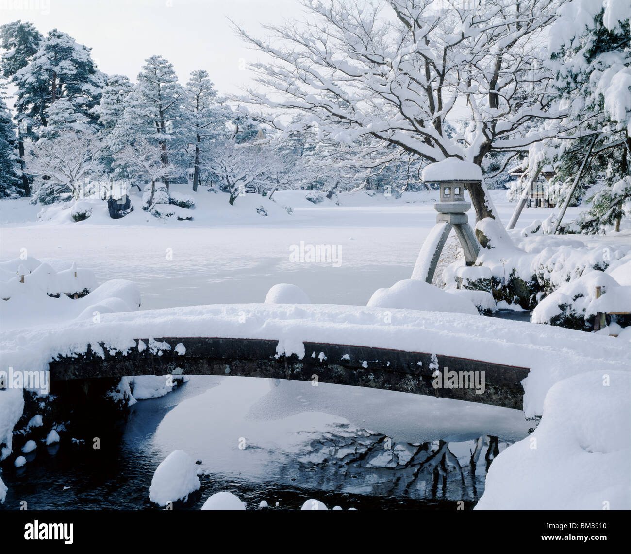 Kenrokuen Garden in snow, Kanazawa city, Ishikawa prefecture, Japan ...