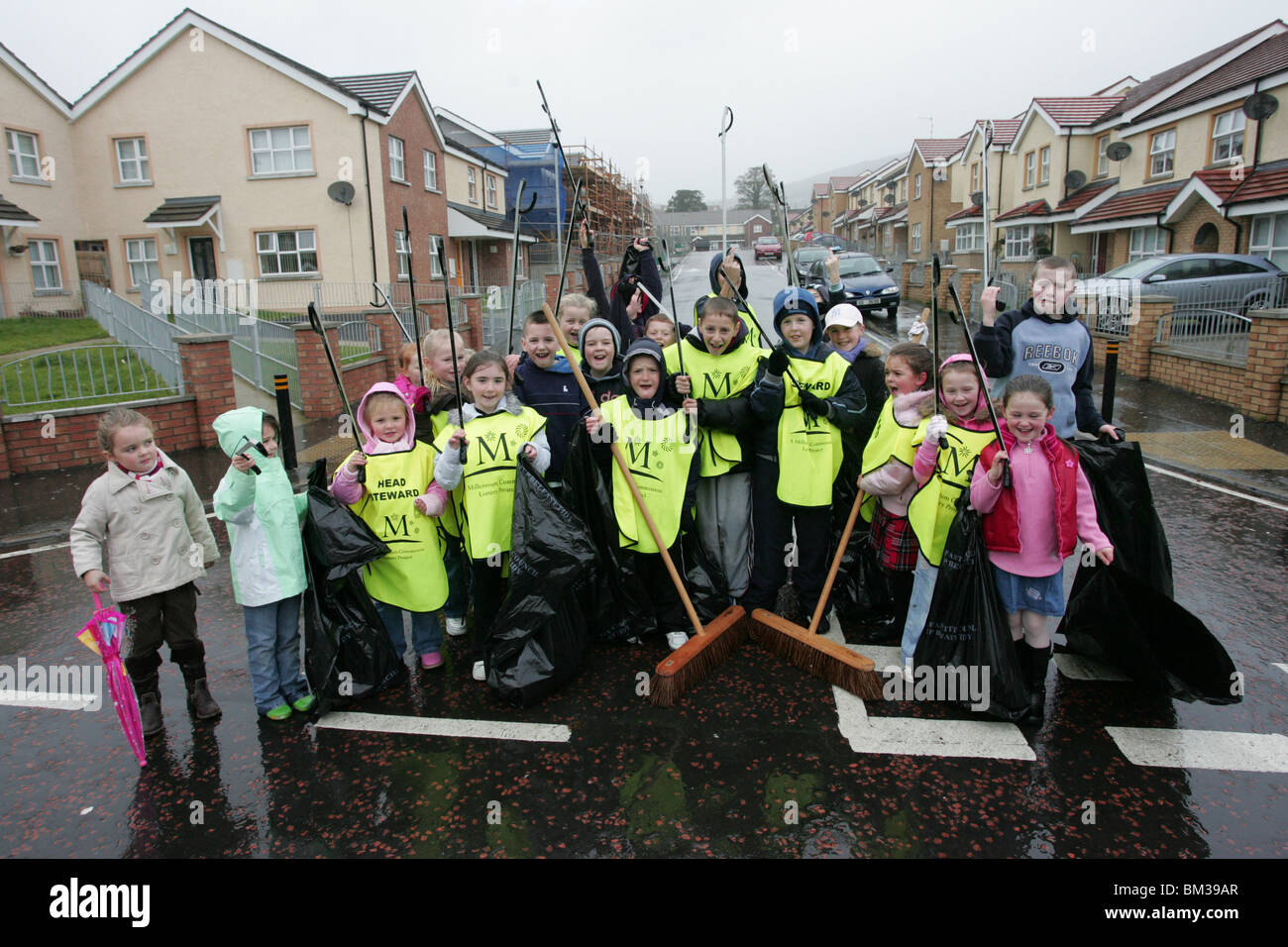 Community clean up kids hi-res stock photography and images - Alamy