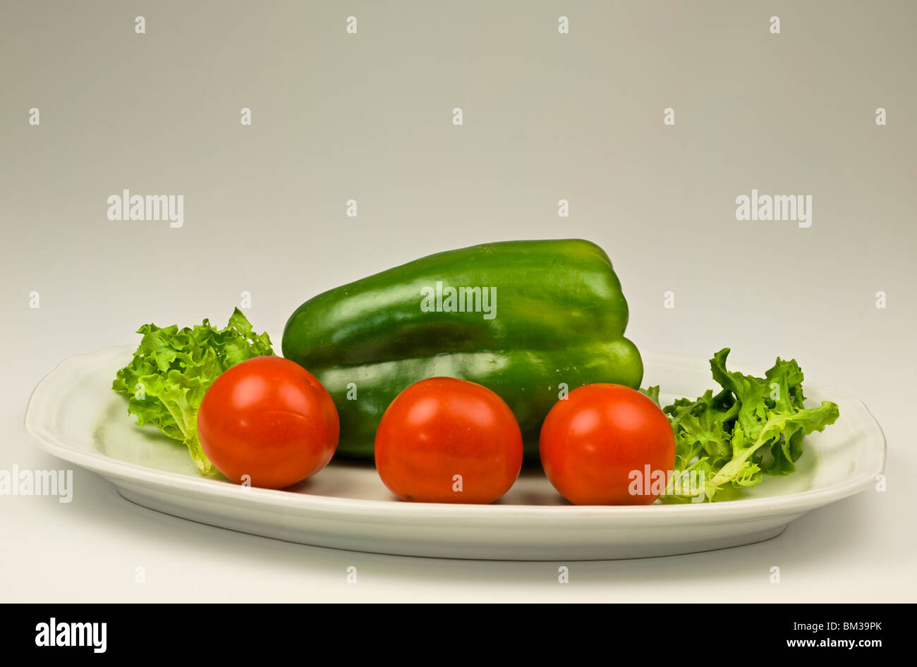 Solanum lycopersicum Capsicum Lactuca sativa Stock Photo - Alamy