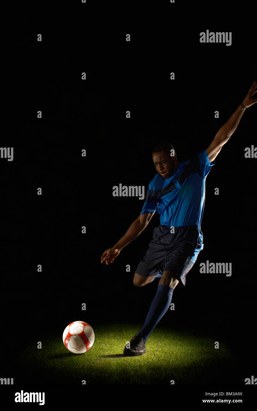 Soccer player kicking ball hi-res stock photography and images - Alamy