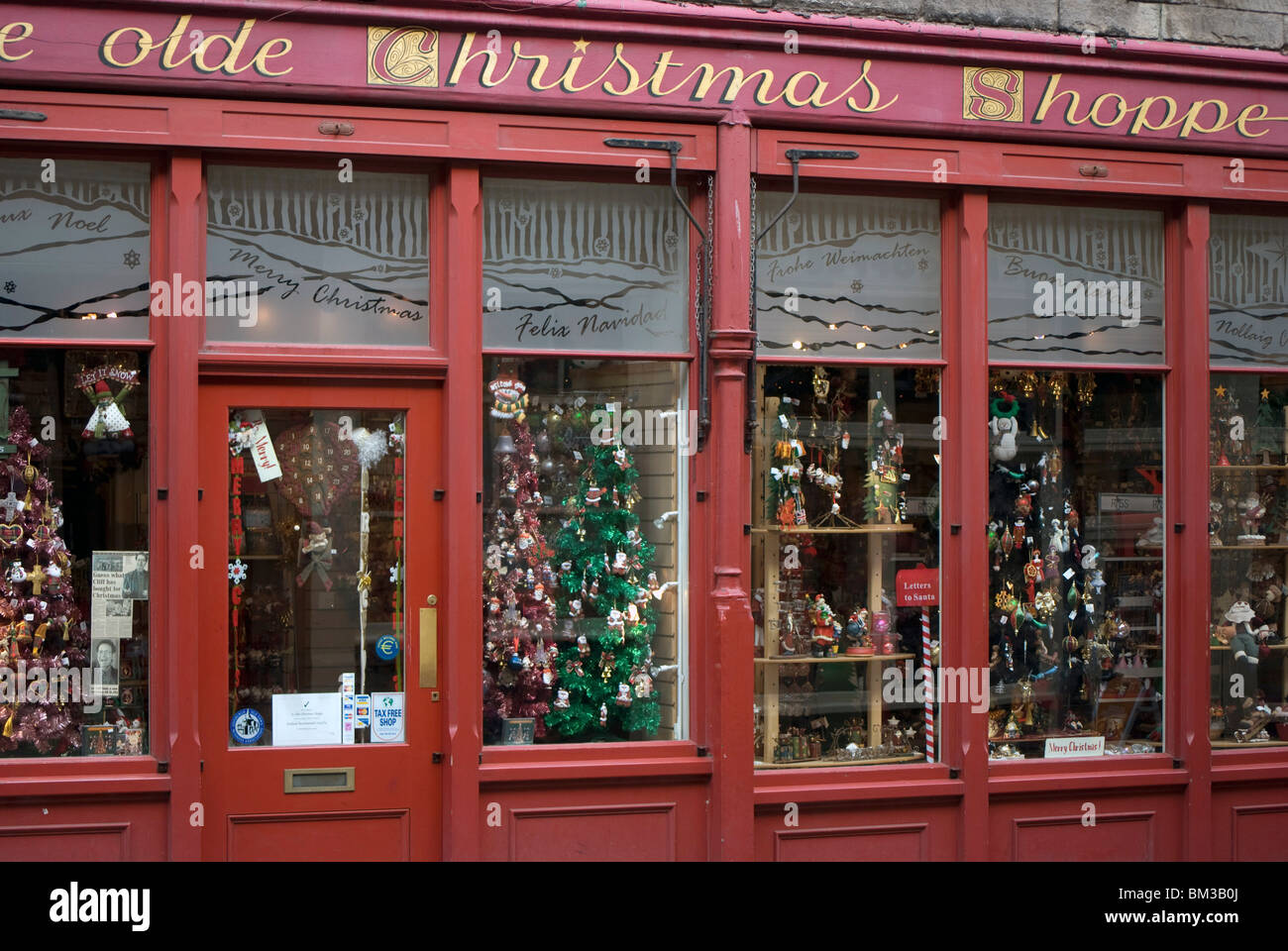 Christmas shop in the Royal Mile in the centre of Edinburgh, Scotland ...