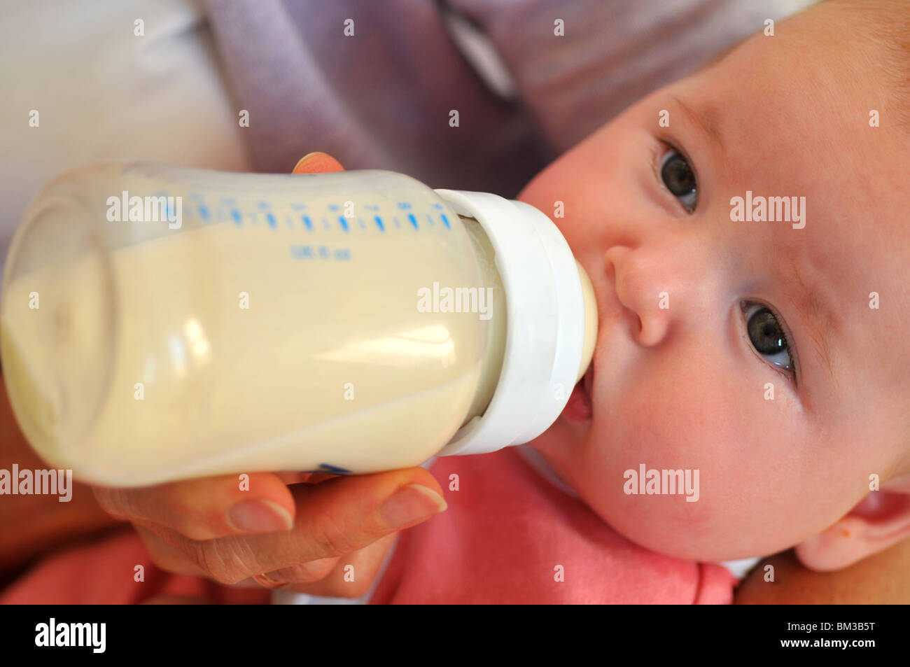 Baby being bottle fed, bottle feeding baby Stock Photo - Alamy