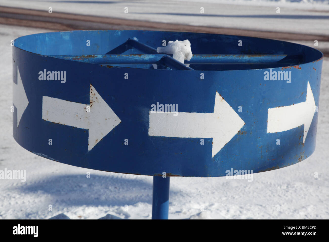 SYMBOLIC ARROWS ON MINI ROUNDABOUT: Arrows arrow on mini-roundabout ...