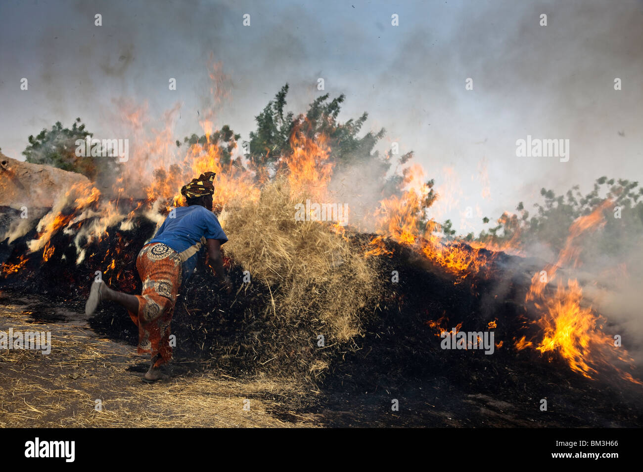 Mali pottery hi-res stock photography and images - Alamy