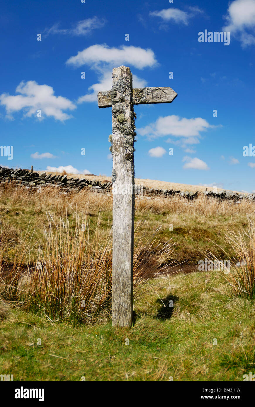 Welsh footpath signpost hi-res stock photography and images - Alamy
