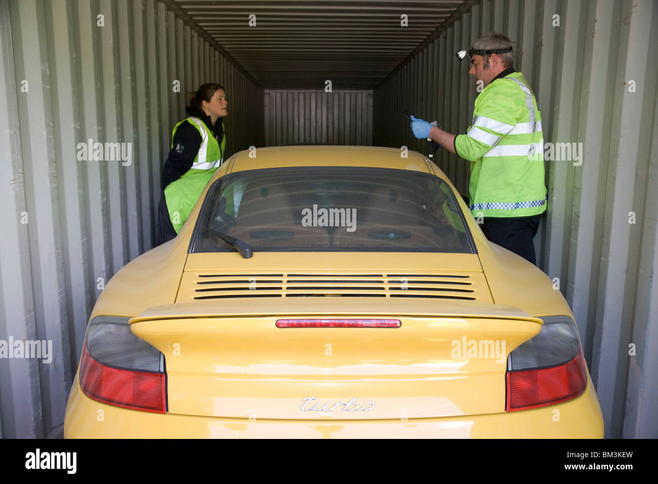 Crime police raid searching hi-res stock photography and images - Alamy