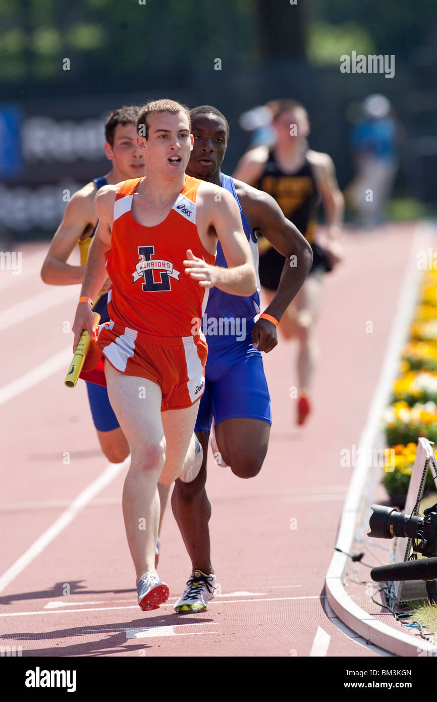 Teens racing running track hi-res stock photography and images - Alamy