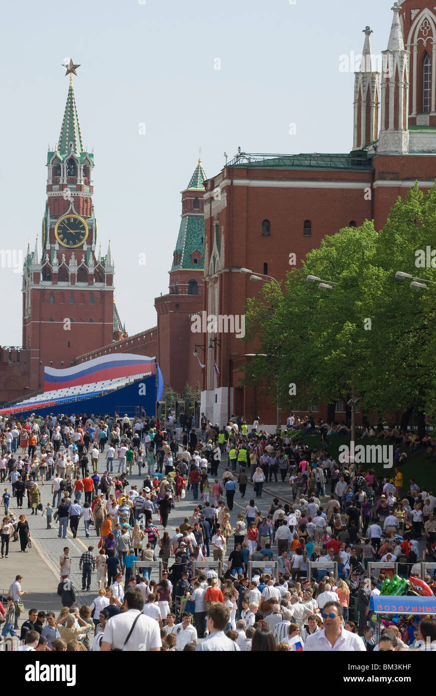 Crowd of people going from Manezhnaya square to Red Square in Moscow ...