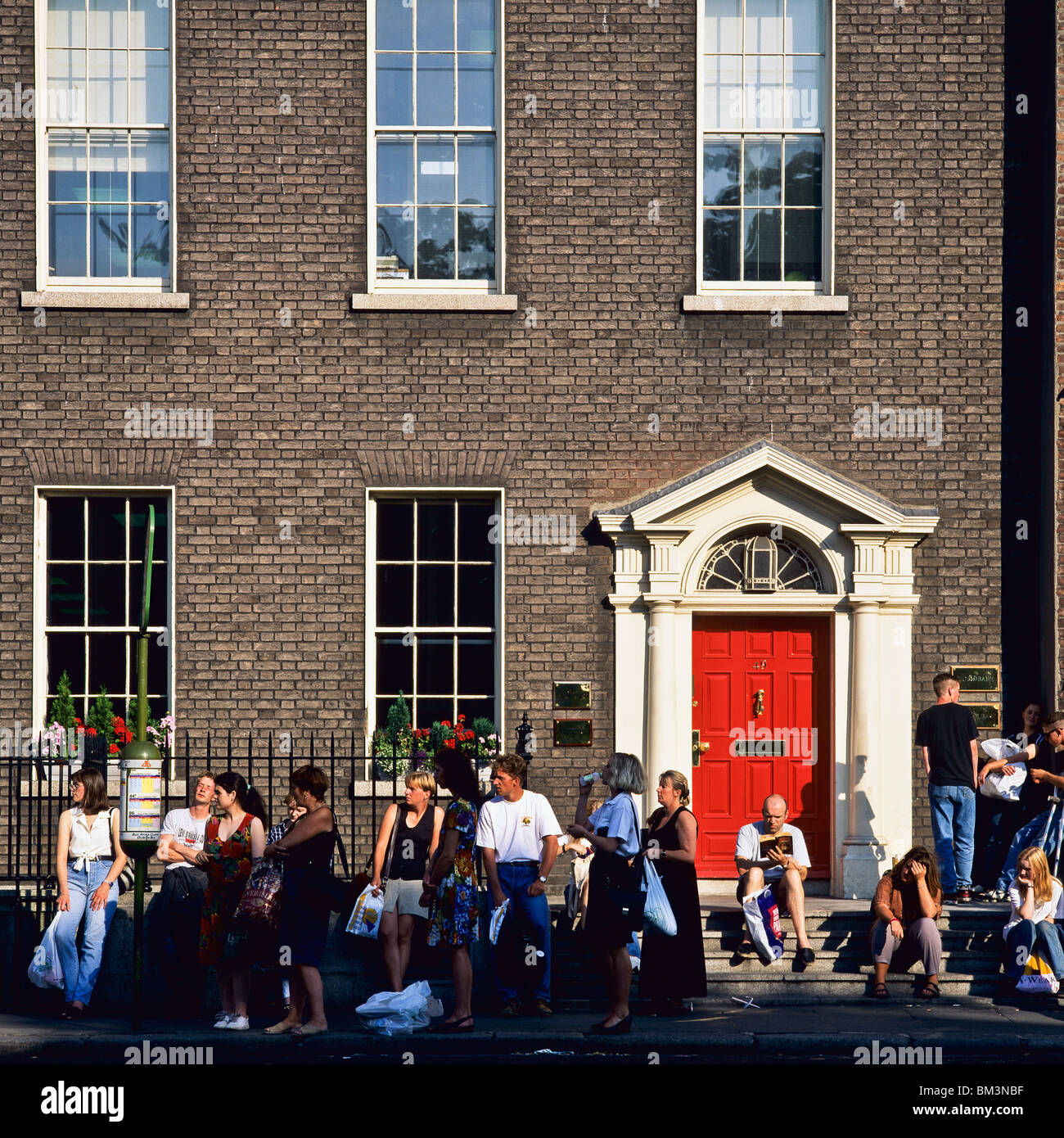 Sunny day people stand bus hi-res stock photography and images - Alamy