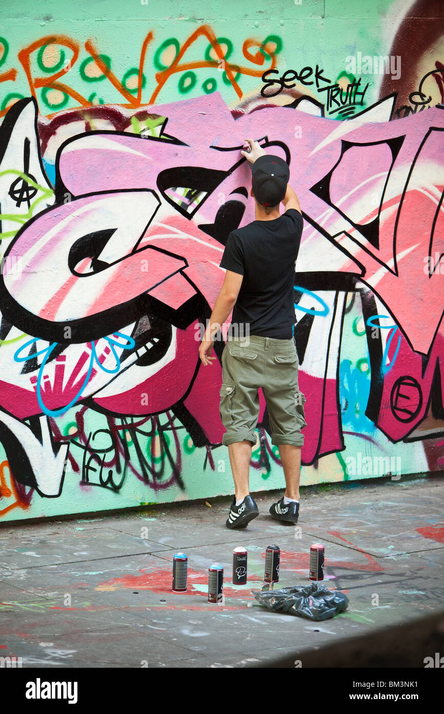 Graffiti artist spraying hi-res stock photography and images - Alamy