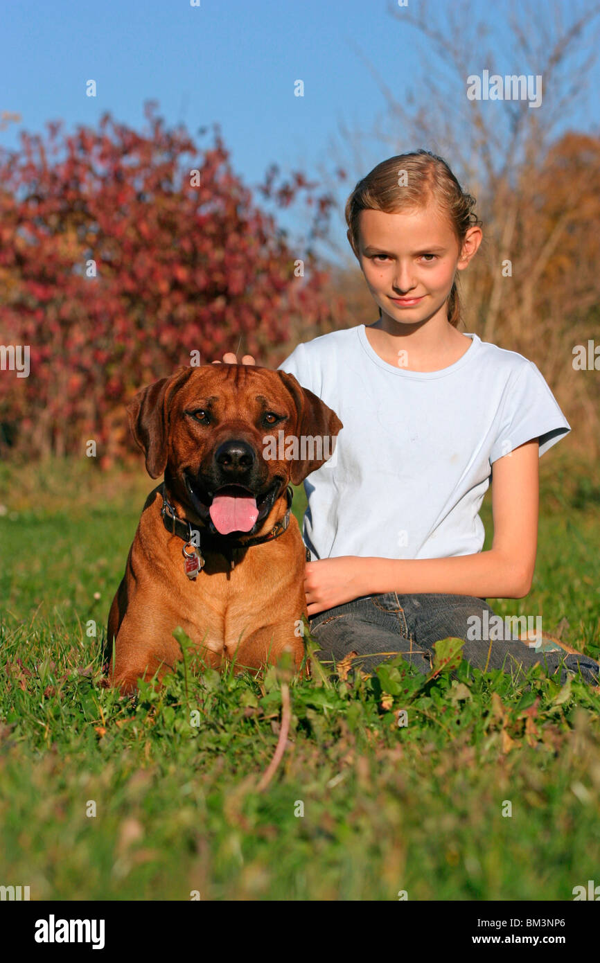 Mädchen mit Rhodesian Ridgeback / girl with RR Stock Photo - Alamy