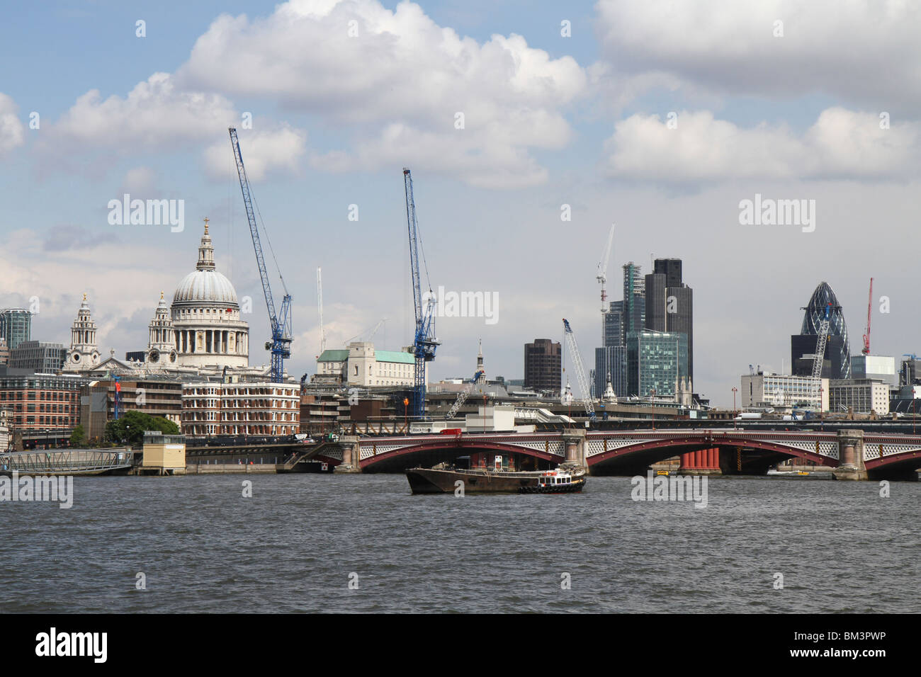 St pauls across river thames hi-res stock photography and images - Alamy