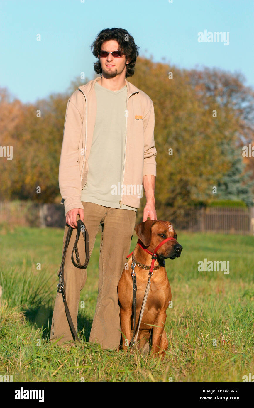 Mann mit Rhodesian Ridgeback / man with RR Stock Photo - Alamy