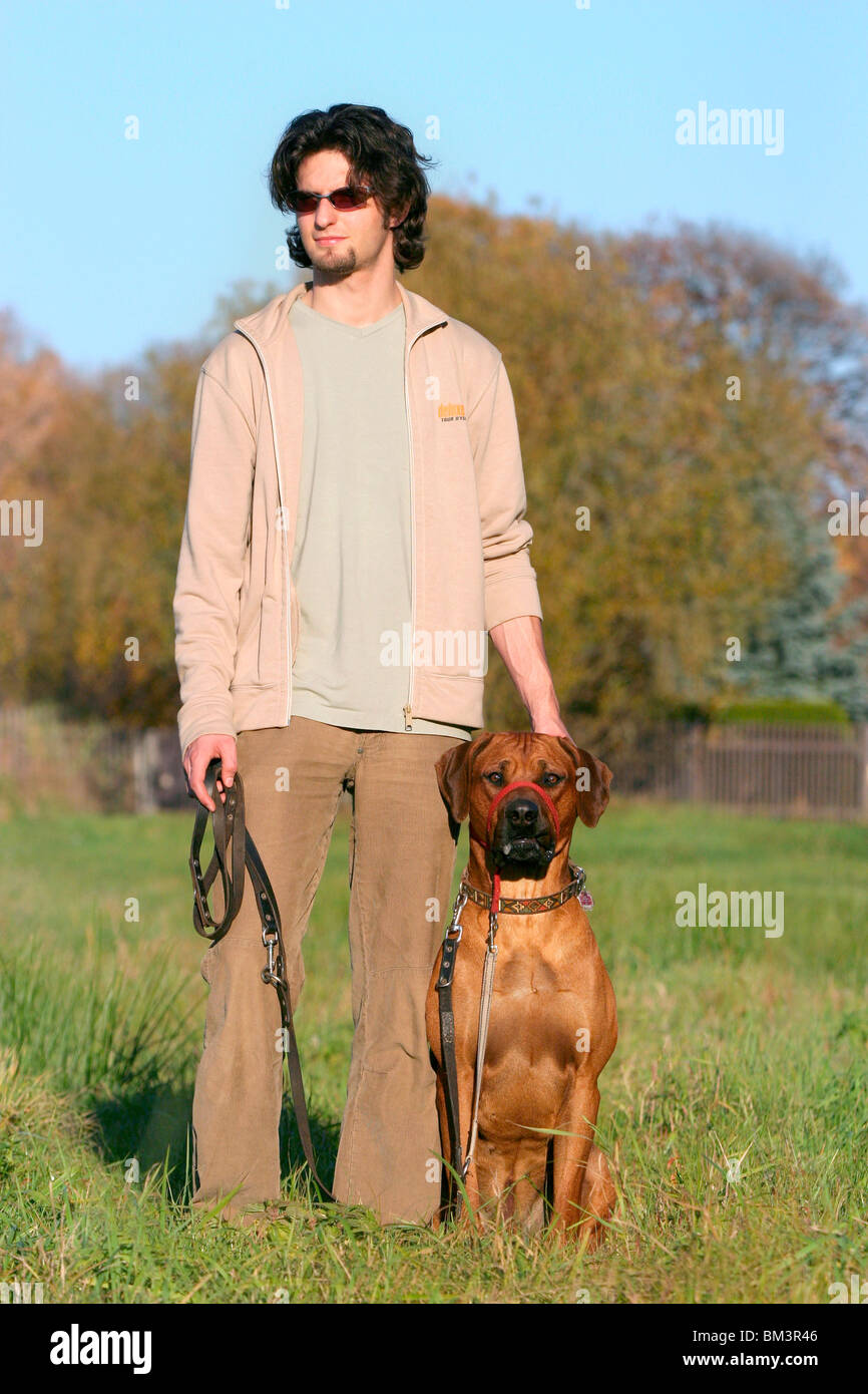 Mann mit Rhodesian Ridgeback / man with RR Stock Photo - Alamy