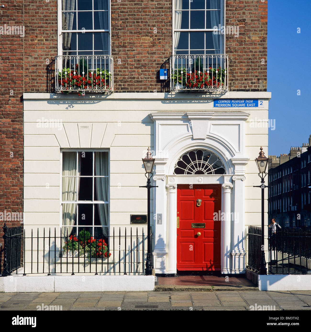 GEORGIAN HOUSE WITH RED FRONT DOOR MERRION SQUARE DUBLIN IRELAND EUROPE ...