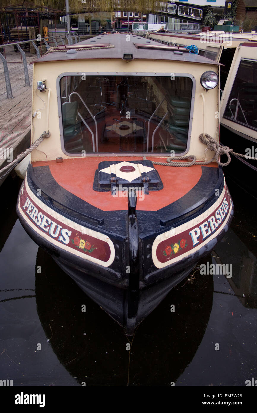 Red narrowboat front view hi-res stock photography and images - Alamy