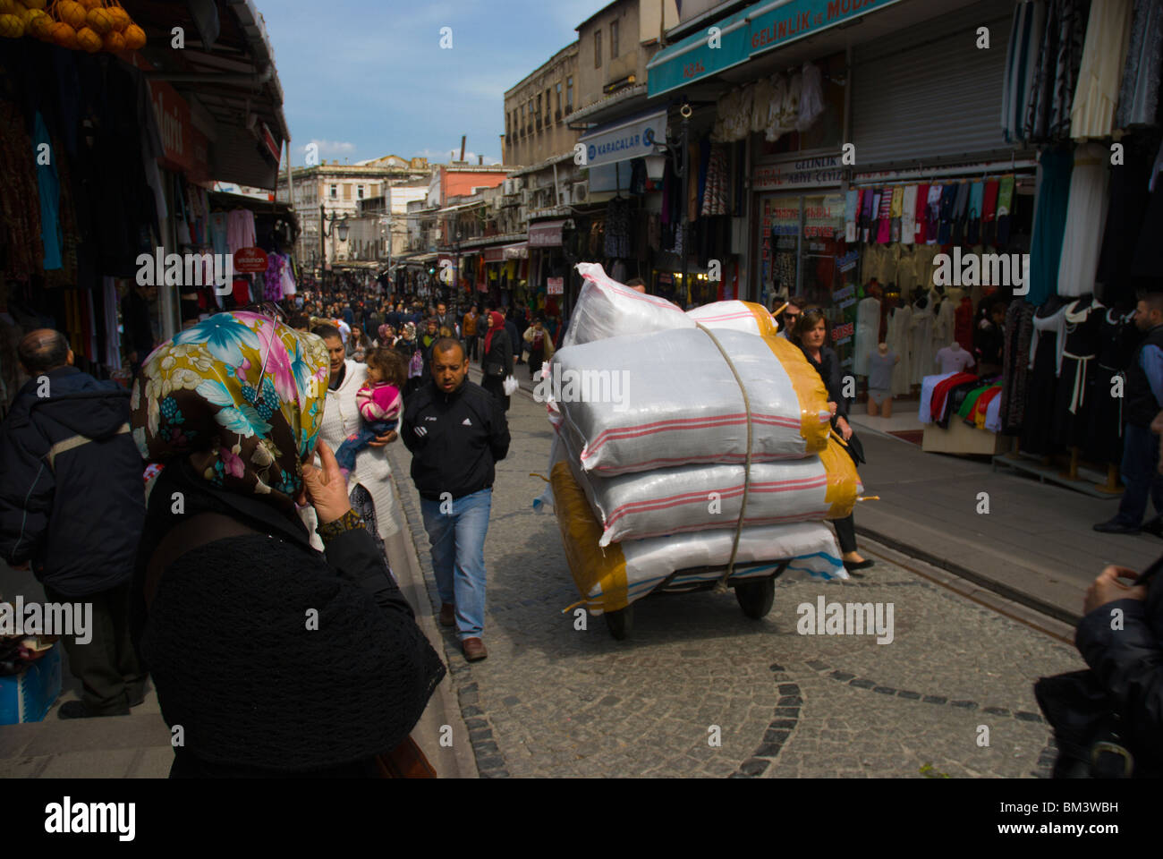 Shops outside grand bazaar istanbul hi-res stock photography and images ...