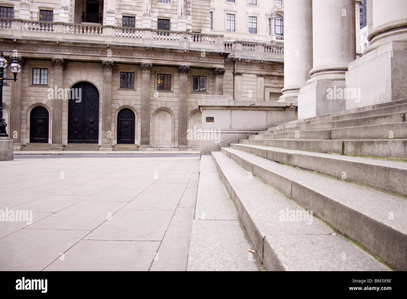 View of the Bank of England on Threadneedle Street in the city of ...