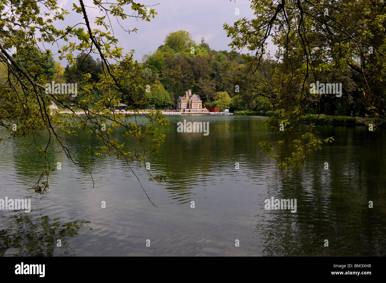 Swanbourne Lake at Arundel West Sussex UK Stock Photo - Alamy