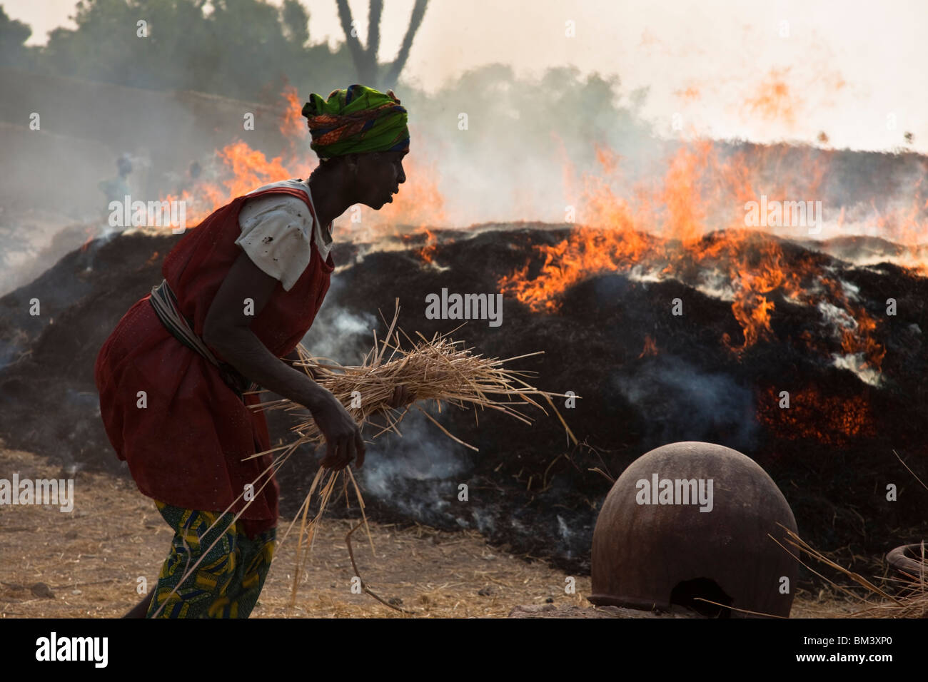 Mali pottery hi-res stock photography and images - Alamy