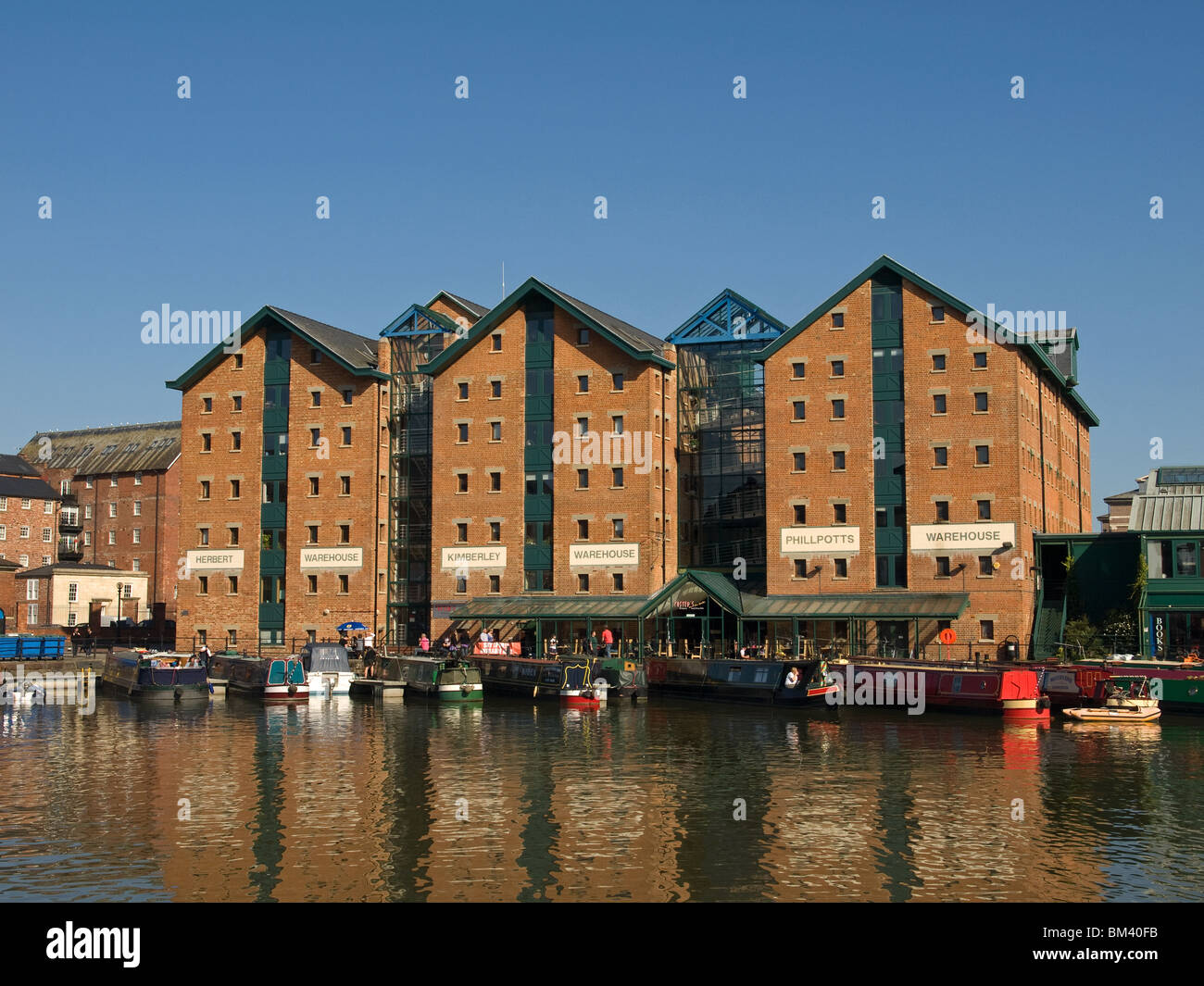 Narrow boats gloucester docks hi-res stock photography and images - Alamy
