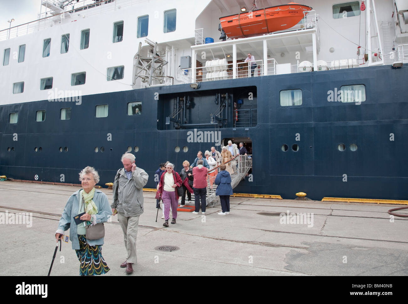 Passengers disembarking cruise hi-res stock photography and images - Alamy