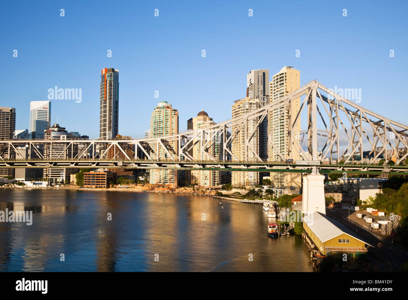 Story Bridge and city skyline on the Brisbane River. Brisbane ...