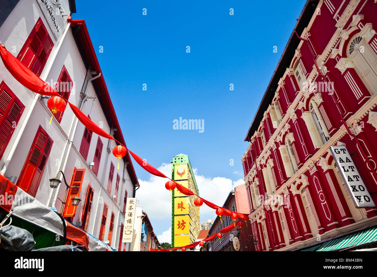 Colonial architecture along Temple Street in Chinatown, Singapore Stock ...
