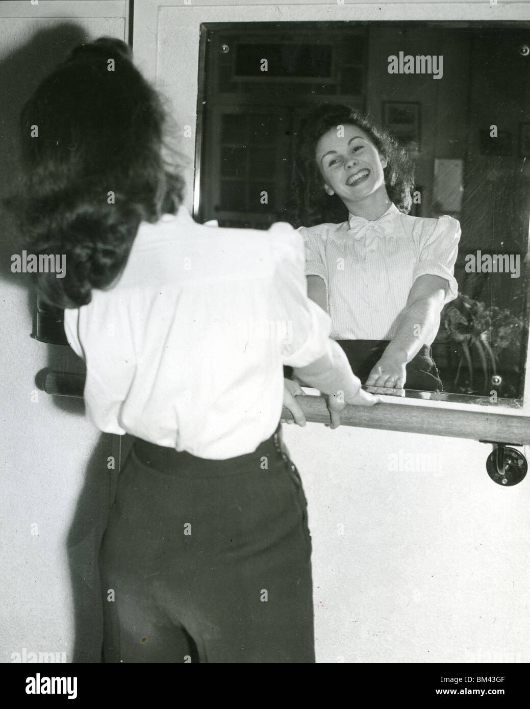 JEAN SIMMONS - UK film actress at the Aida Foster Dance School in 1943 ...