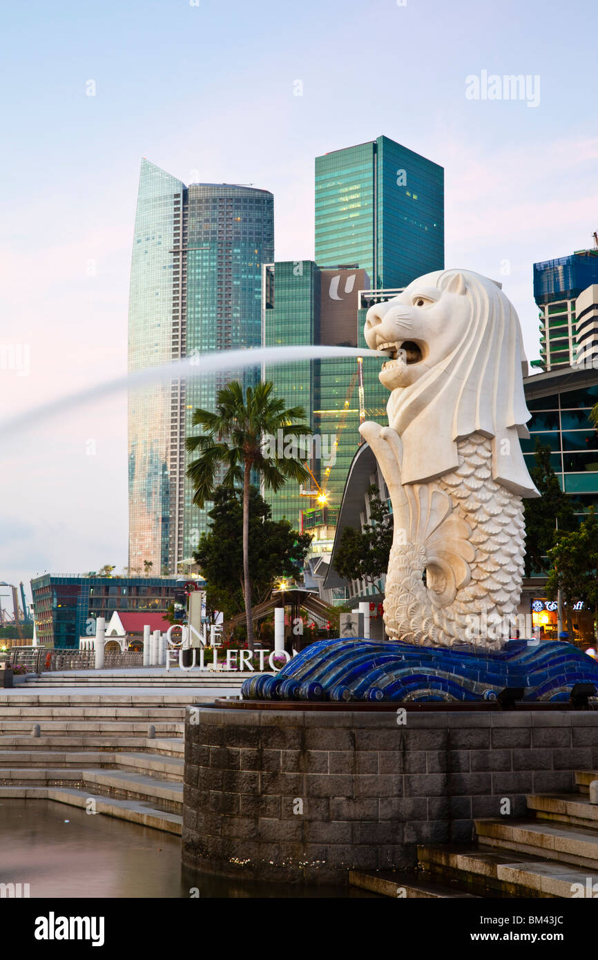 The Merlion Statue with the city skyline in the background, Esplanade ...