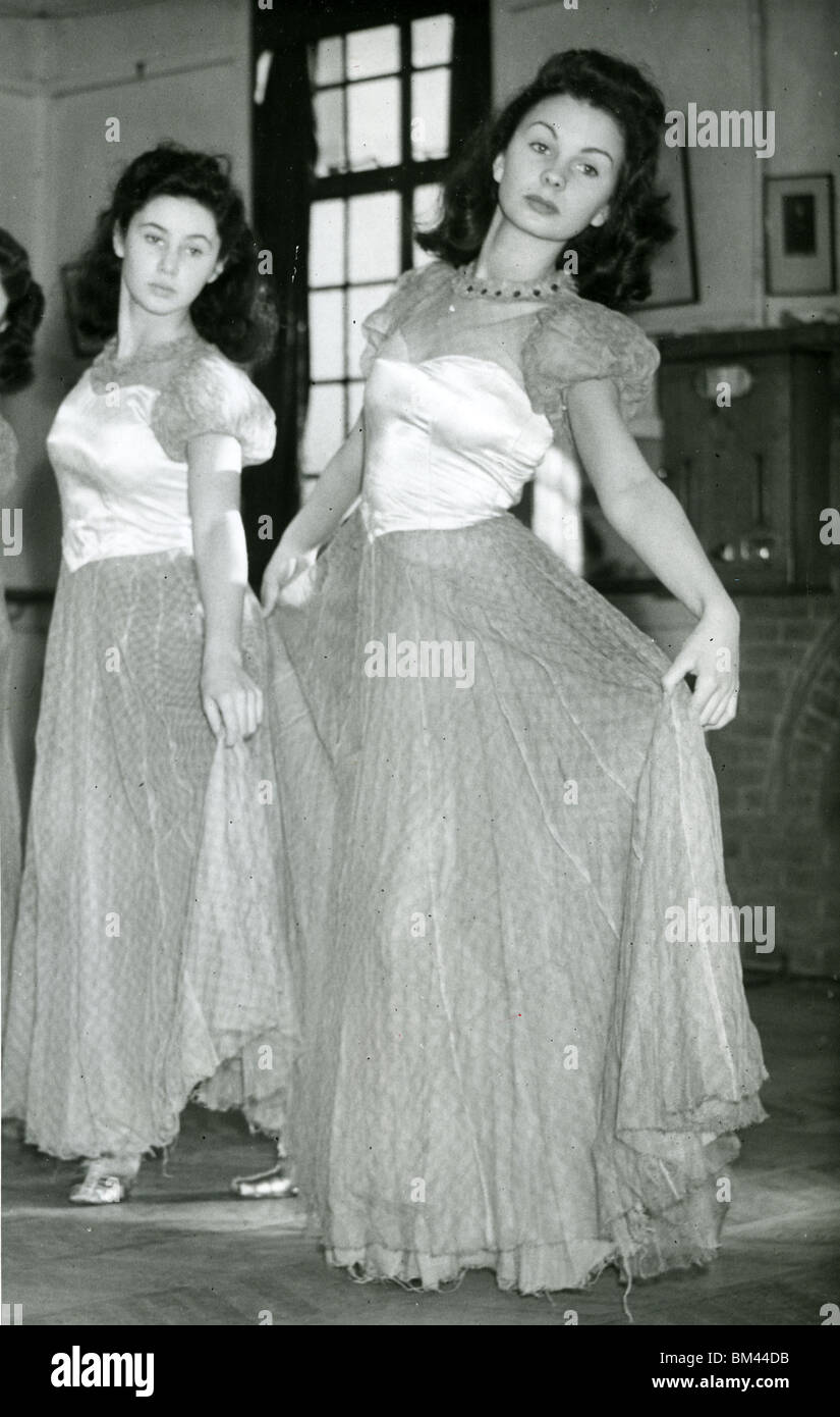 JEAN SIMMONS - UK film actress (right) at the Aida Foster Dance School ...