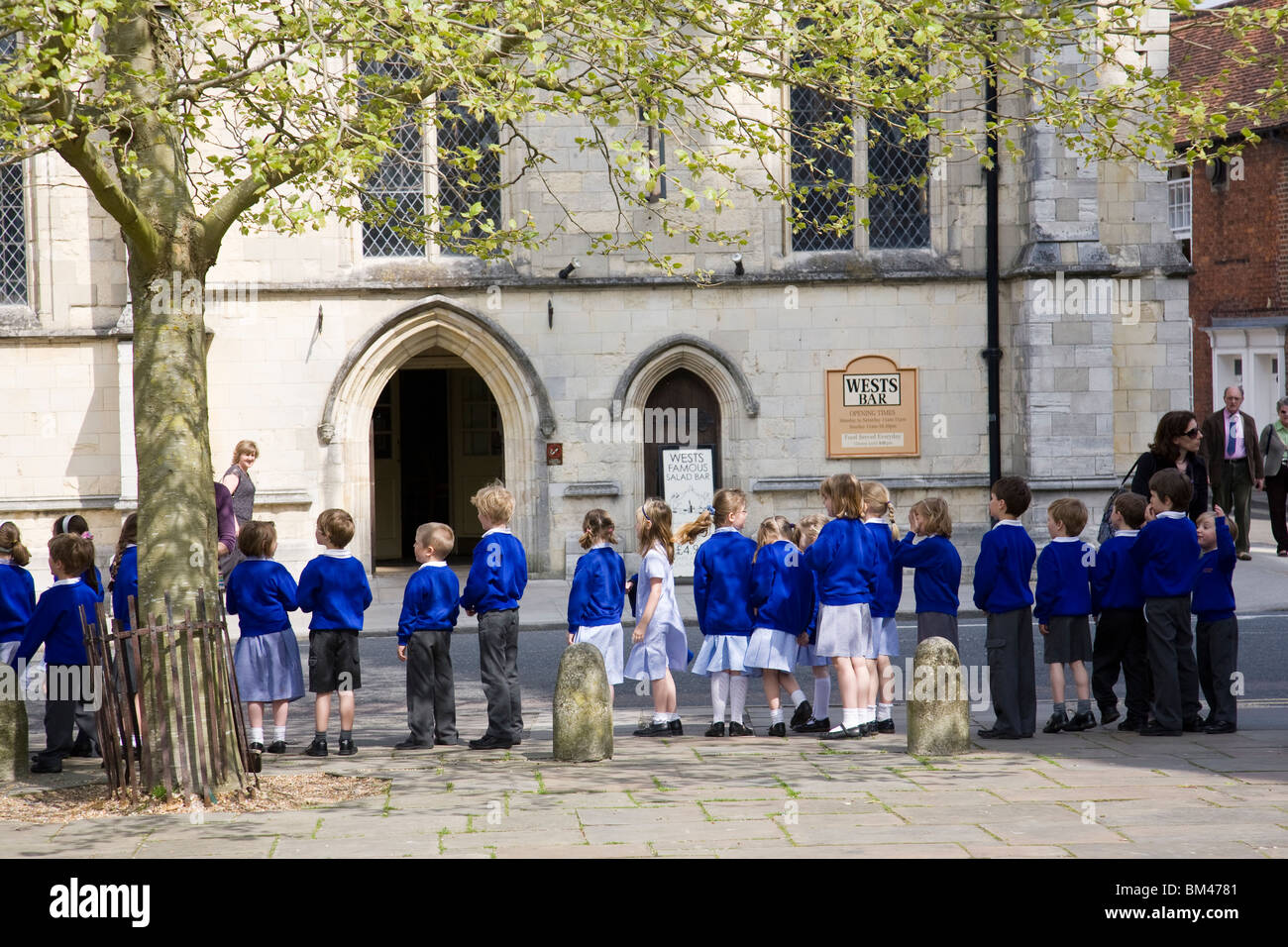 Children waiting school bus hi-res stock photography and images - Alamy