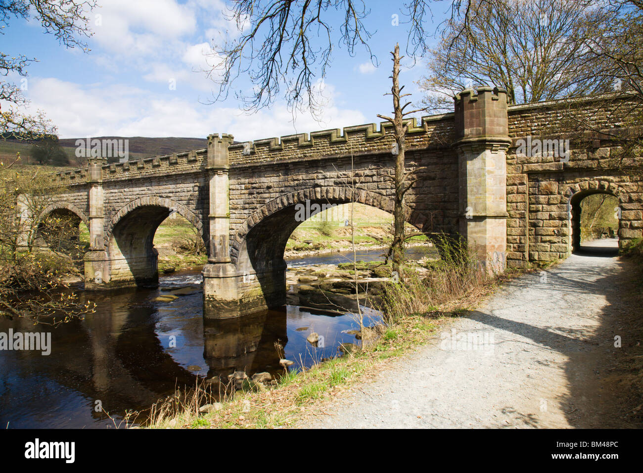 River wharfe bridge hi-res stock photography and images - Alamy