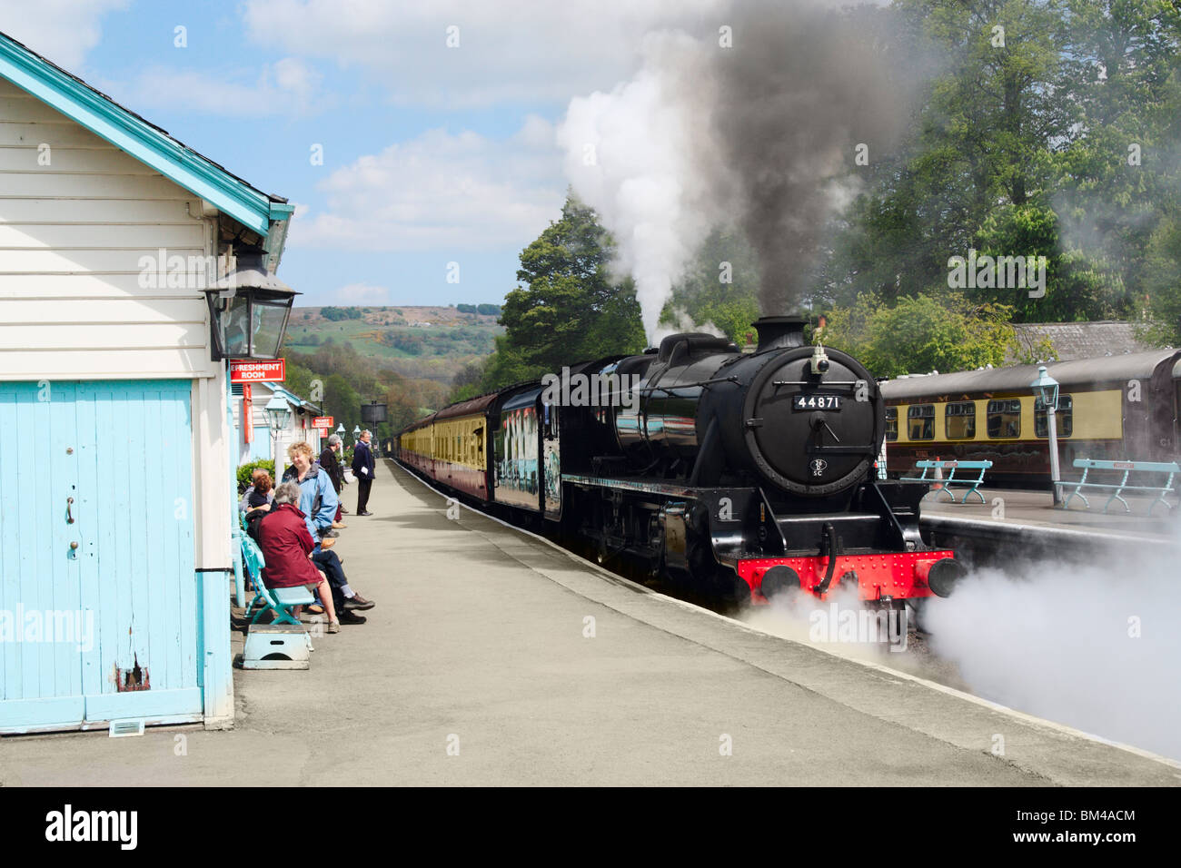 Steam train leave Grosmont station on the North Yorkshire Moors Railway ...