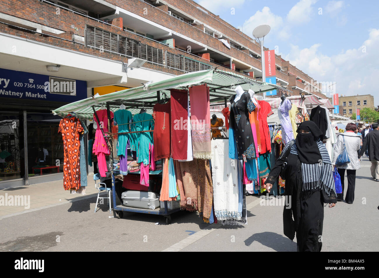 UK MUSLIM SHOPPERS IN WATNEY STREET MARKET IN SHADWELL EAST LONDON ...