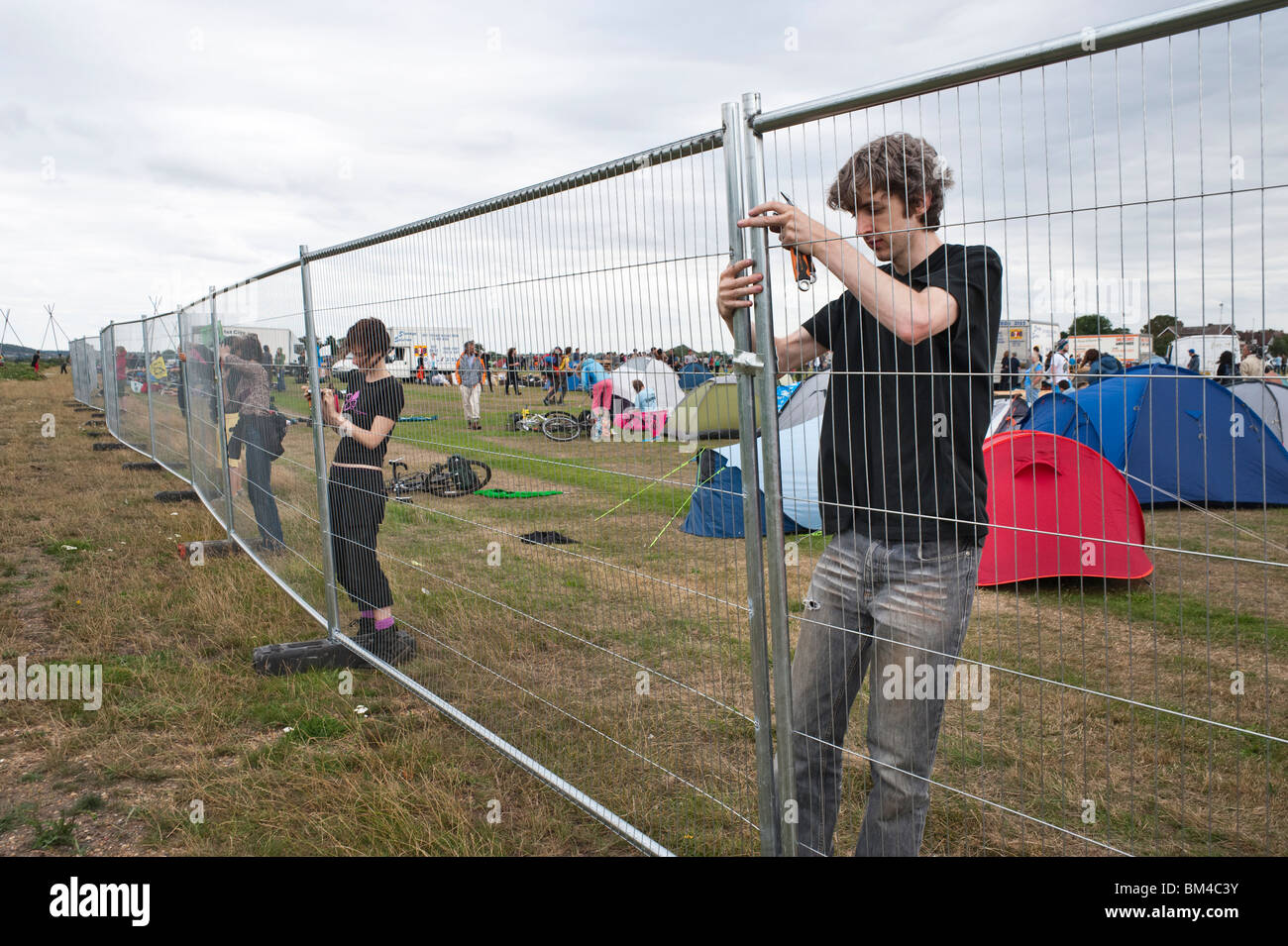 Climate Campers erect a fence around the Climate Camp on Blackheath ...
