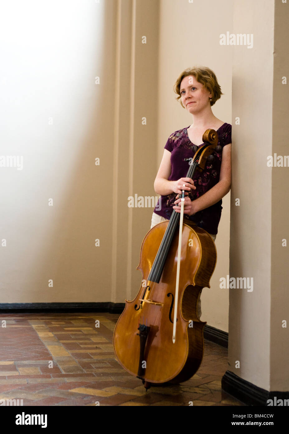 Cellist hi-res stock photography and images - Alamy