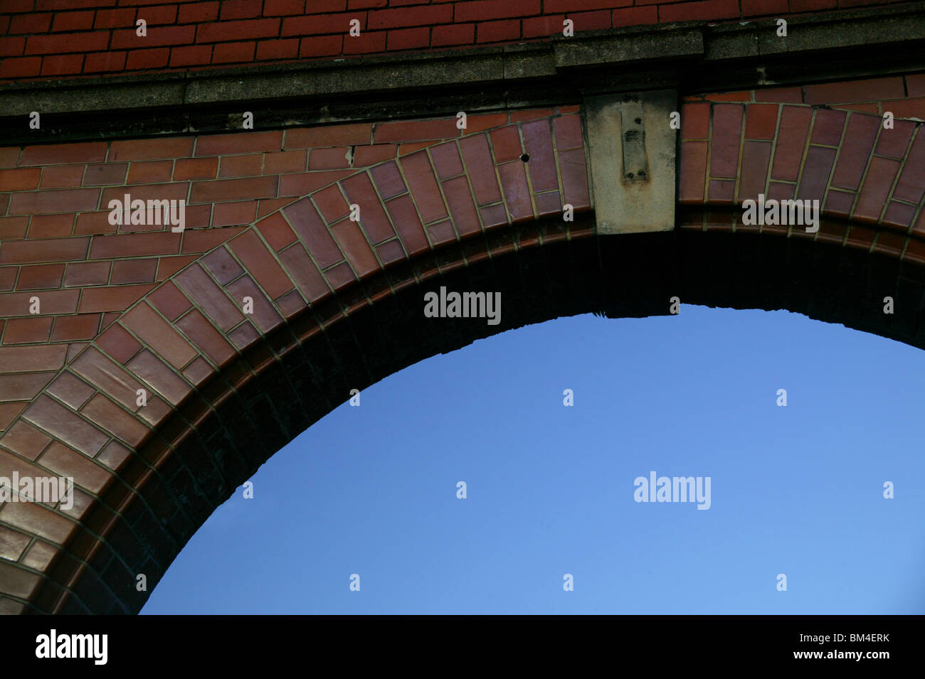 train bridge arch Stock Photo - Alamy