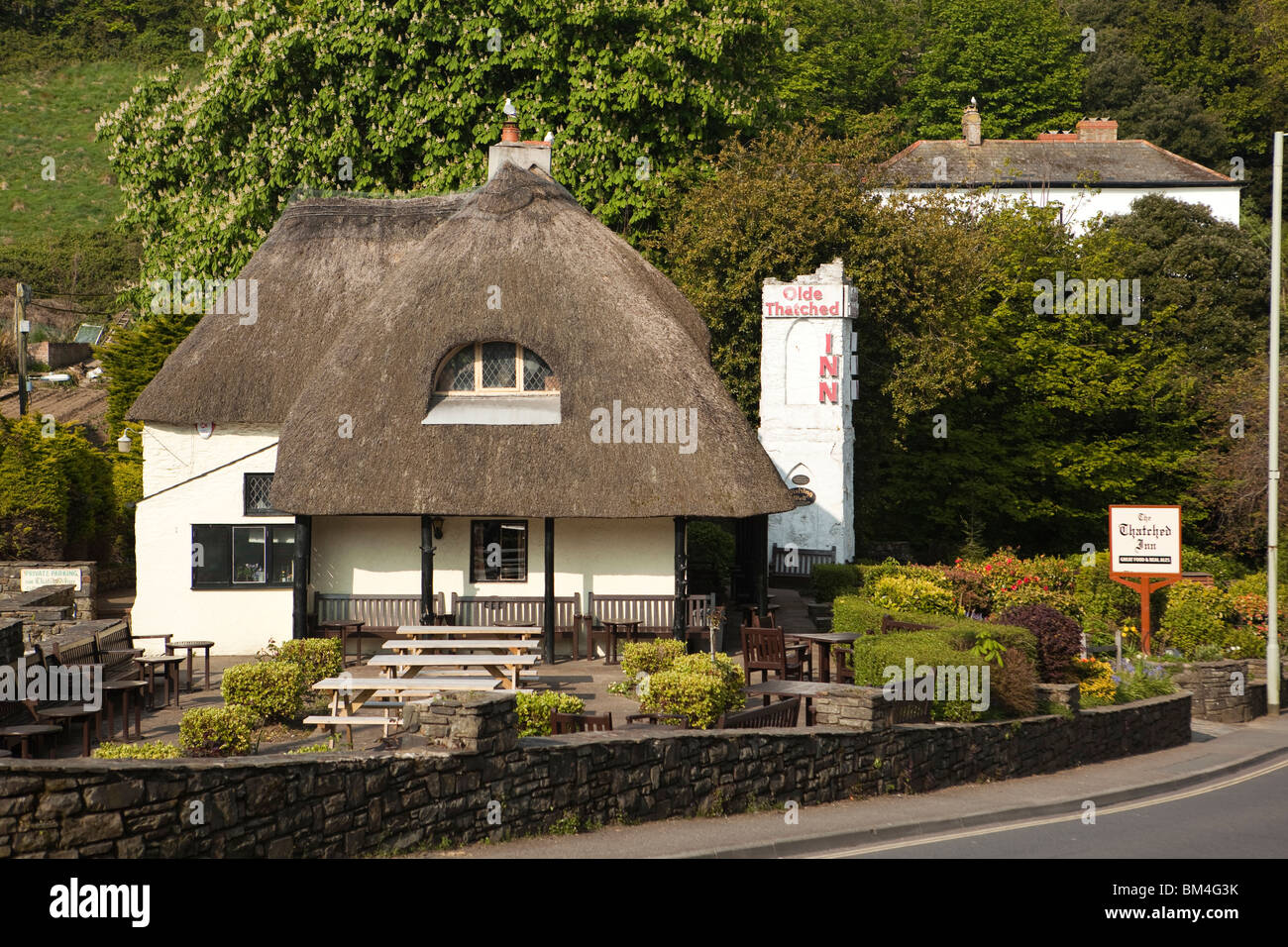 Thatched pubs hi-res stock photography and images - Alamy