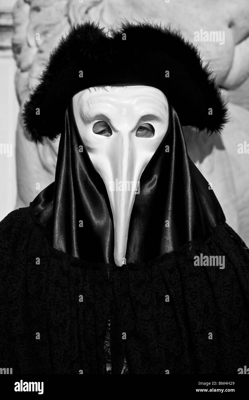 2010 white dress hi-res stock photography and images - Alamy