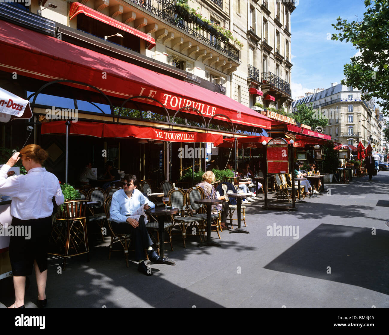Typical Paris restaurant Stock Photo - Alamy