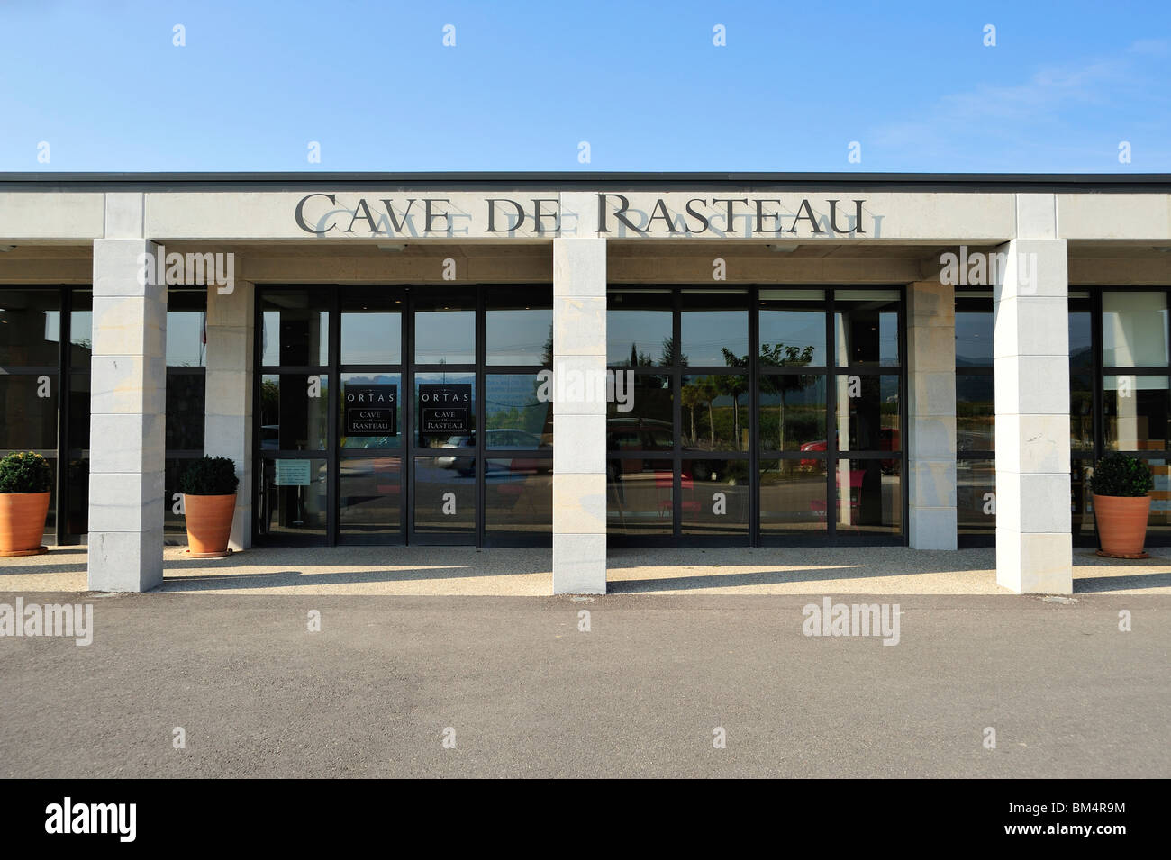 Cave de Rasteau, Vaucluse, France Stock Photo - Alamy